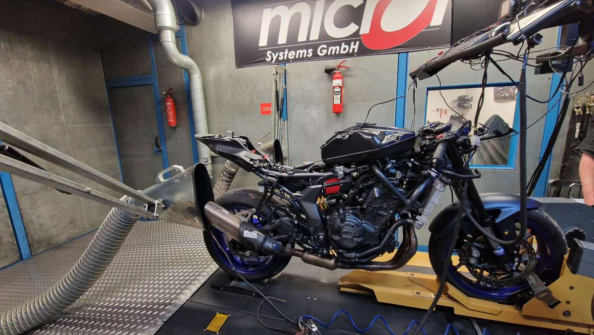 Yamaha YZF R7 mit Yoshi Airbox | micron Systems Kfz-Handelsgesellschaft mbH